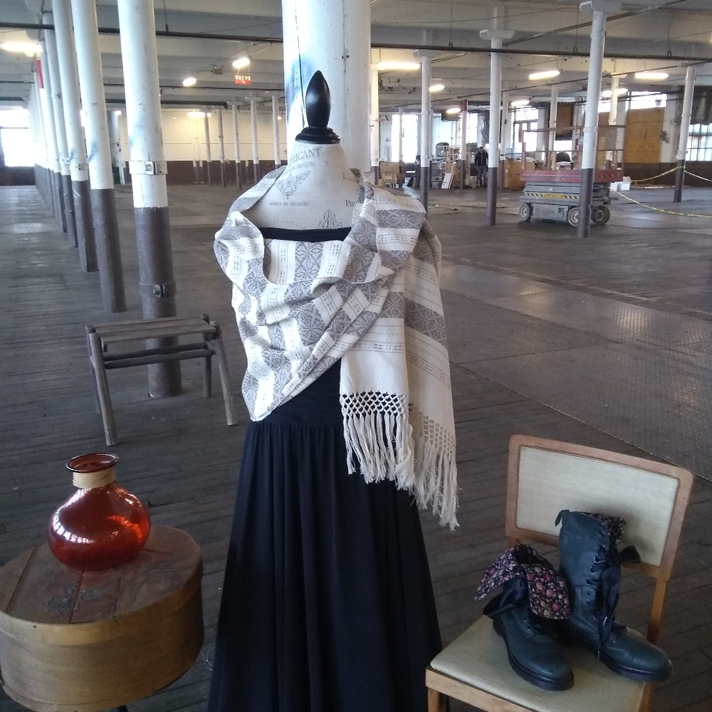 Traditional White And Grey Mexican Serape Shawl - Gem